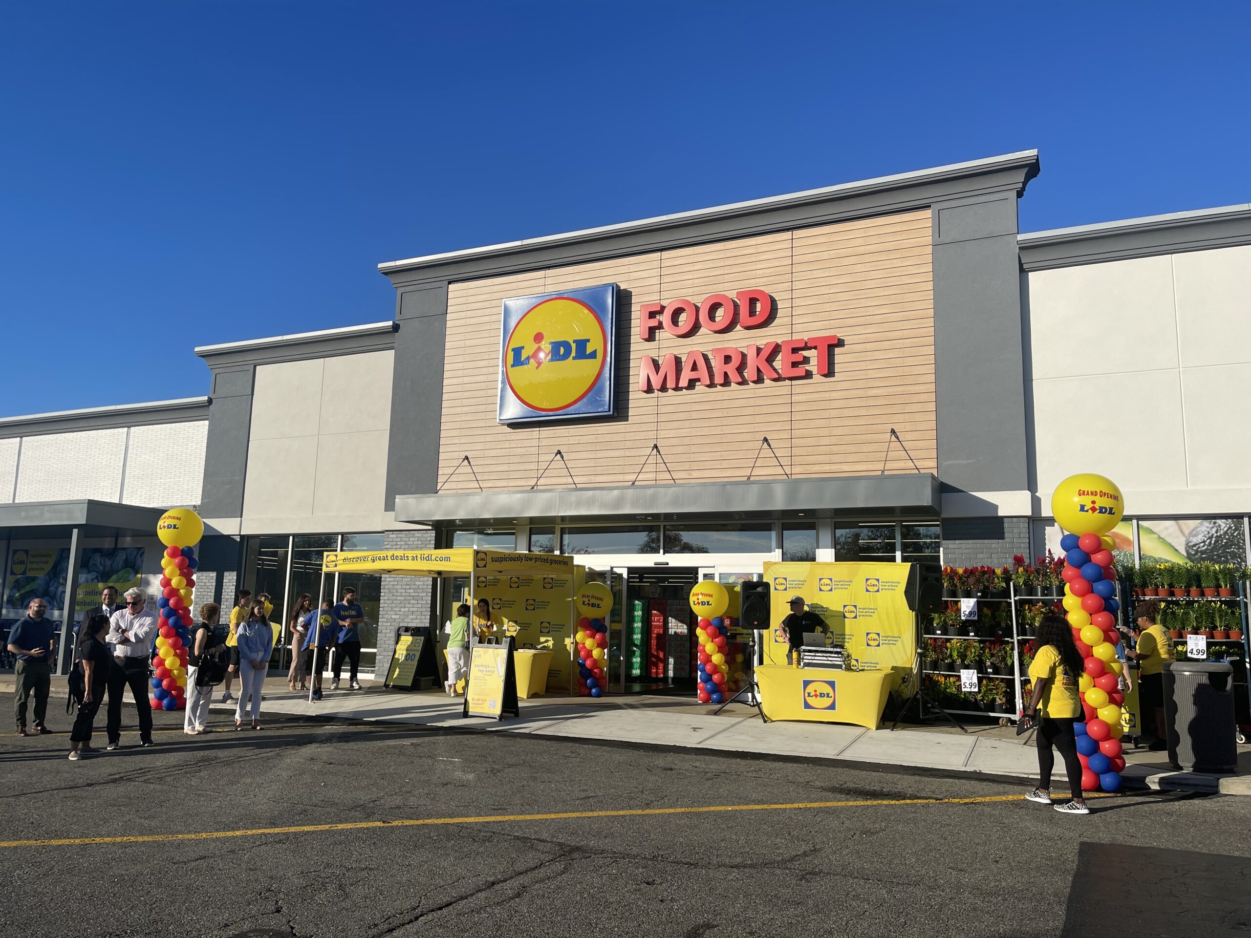 Lidl Opens at Mayfair Shopping Center in Commack - Levin Management